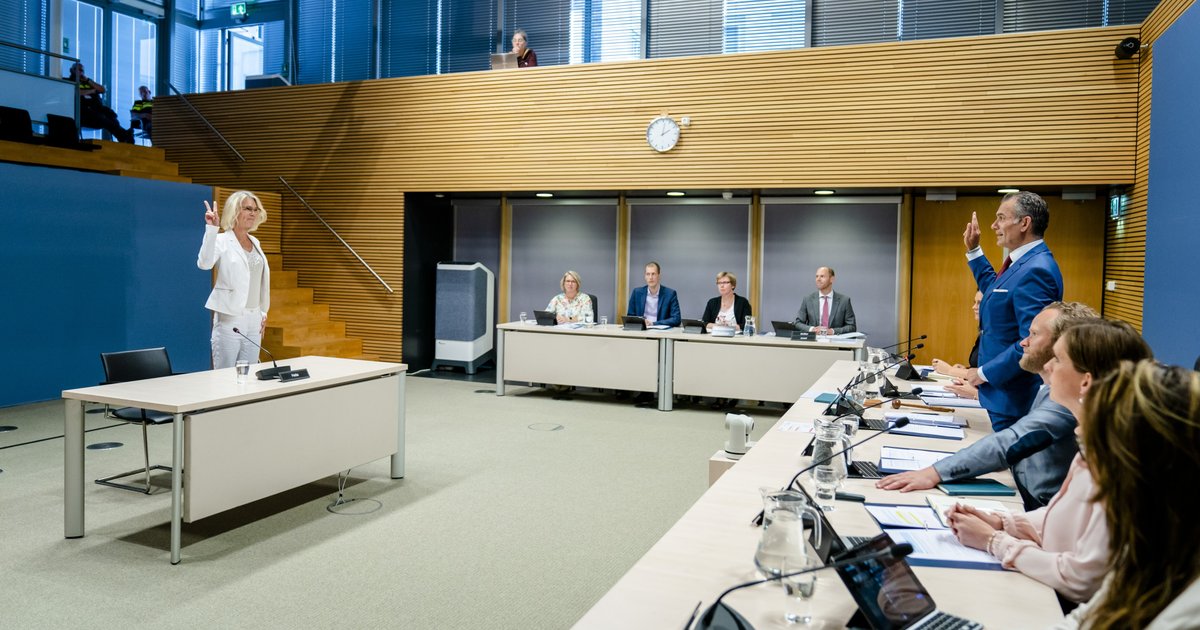 Waarom liet oud-minister Henk Kamp zoveel ga... | EenVandaag