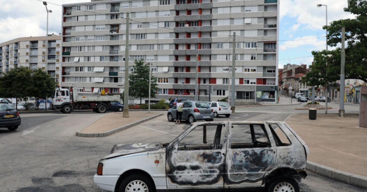 Rellen in de voorsteden van Parijs | EenVandaag
