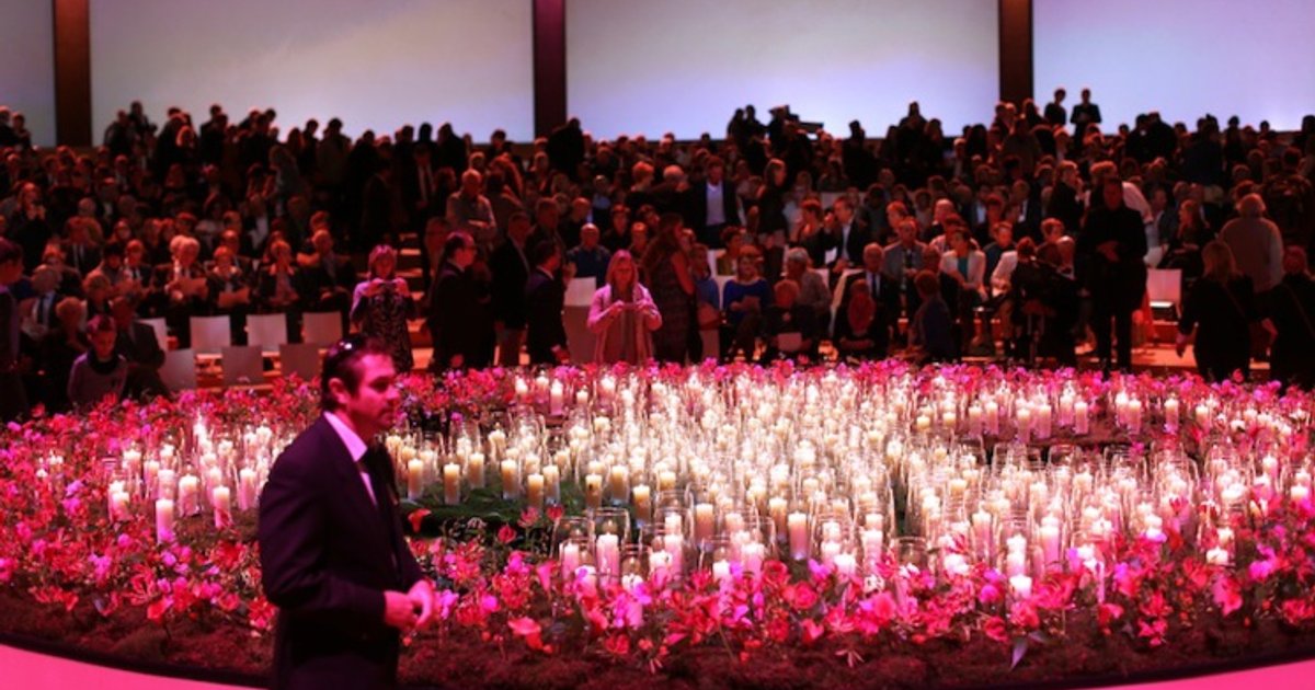 Trending: telefoon op stil voor slachtoffers MH17 | EenVandaag