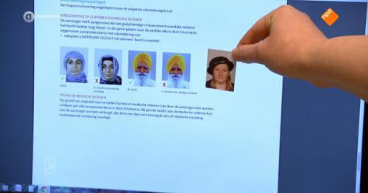 Met vergiet op je hoofd op de foto vanwege religie | EenVandaag
